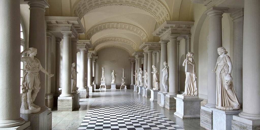 Învață să faci diferența dintre: Retro, Vintage, Antichități și ...