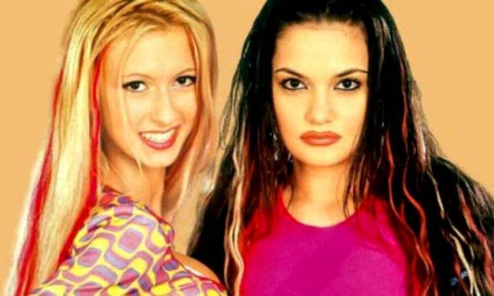 Care era vestimentația artiștilor de pe scenă la începutul anilor 2000 ...